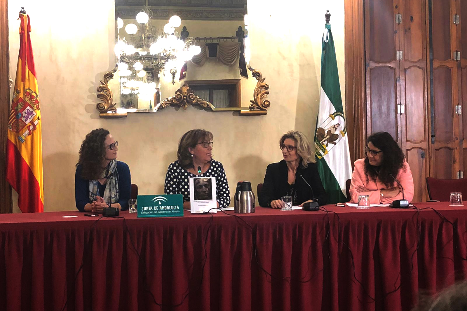 La catedrática de la UAL, Rosalía Rodríguez, presenta su libro donde ...