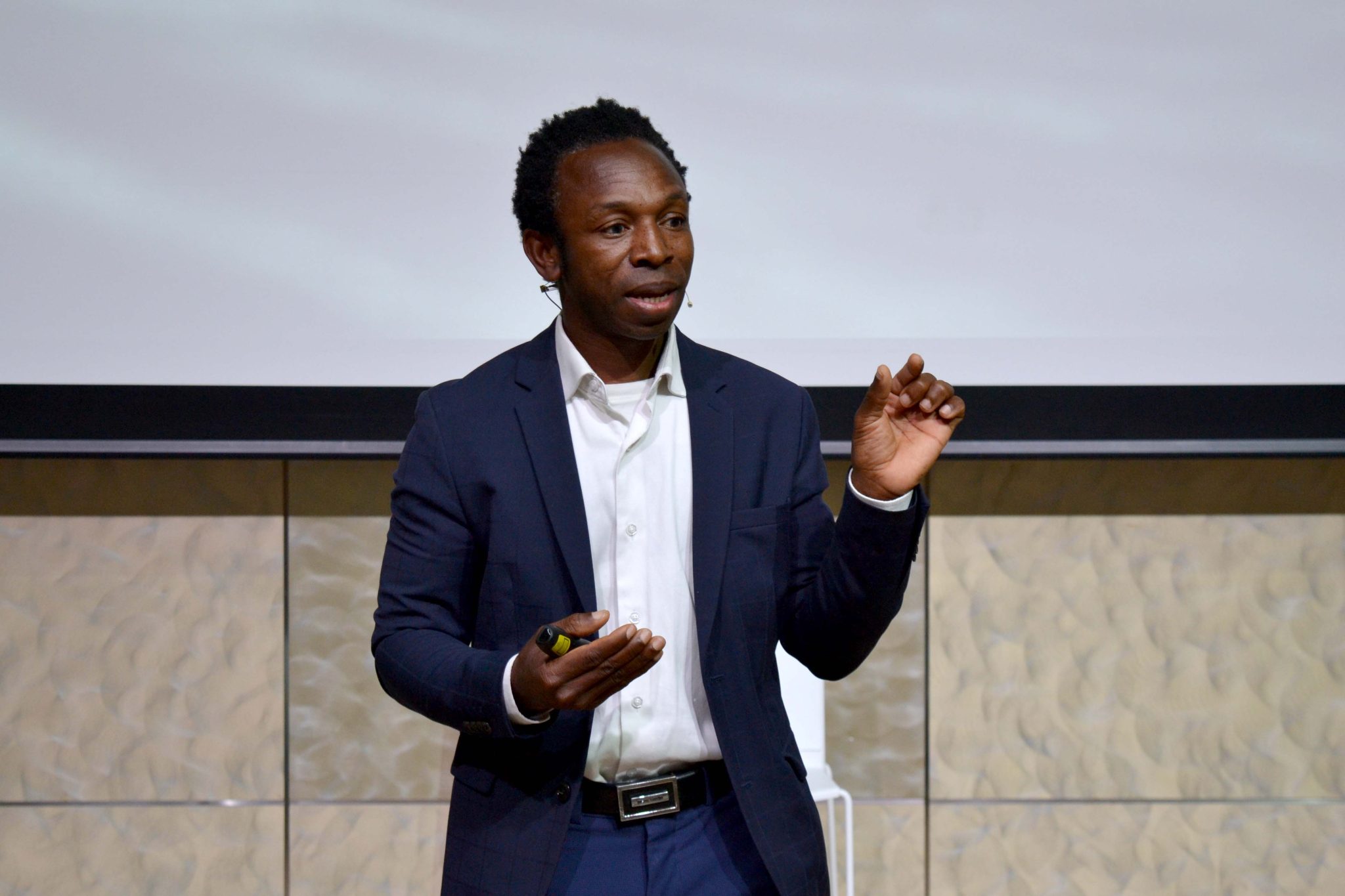 Ousman Umar da una lección de vida en la UAL sobre la dureza del proceso migratorio - UALNEWS