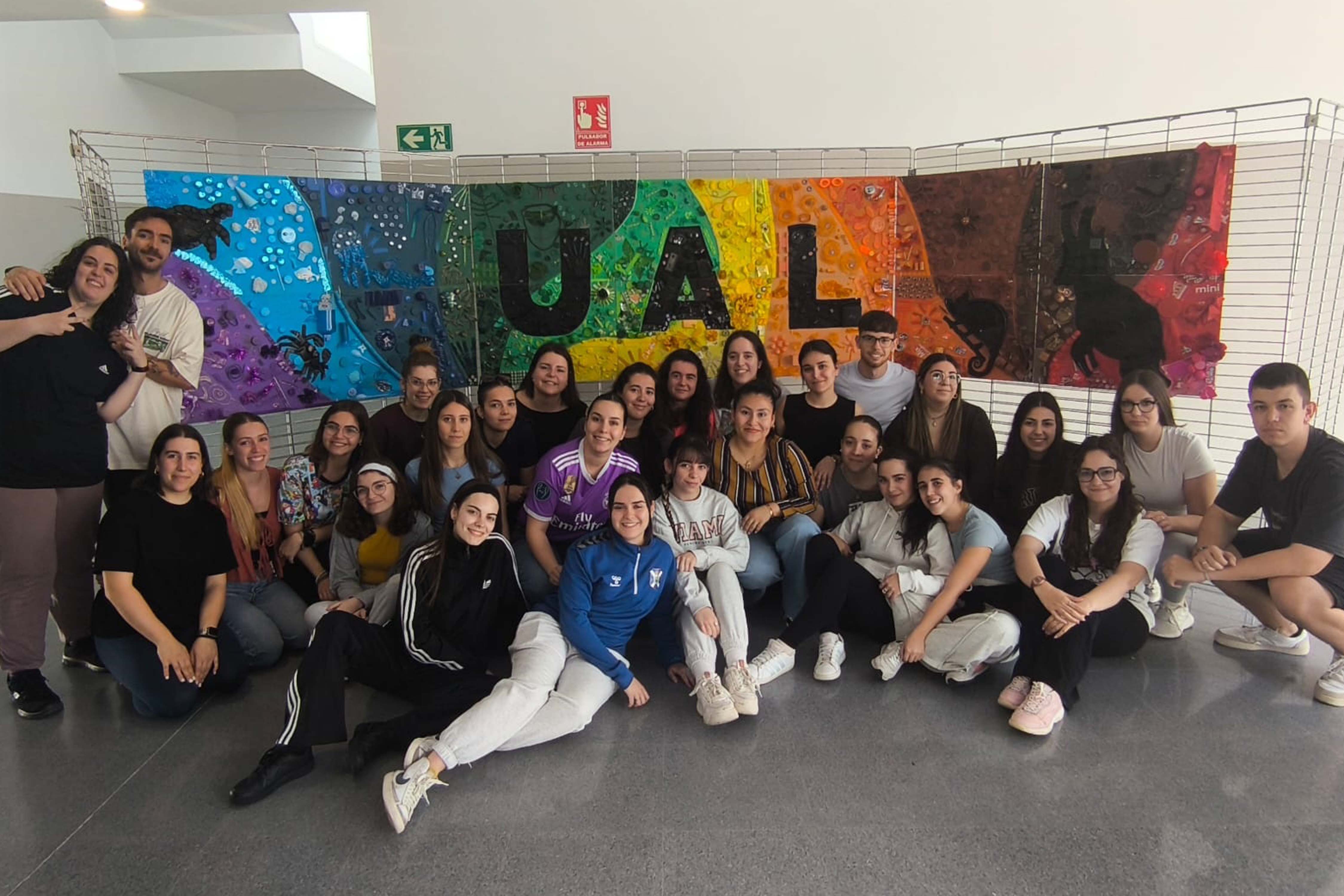Un taller de arte sostenible inculca conciencia ecológica en los estudiantes de la UAL